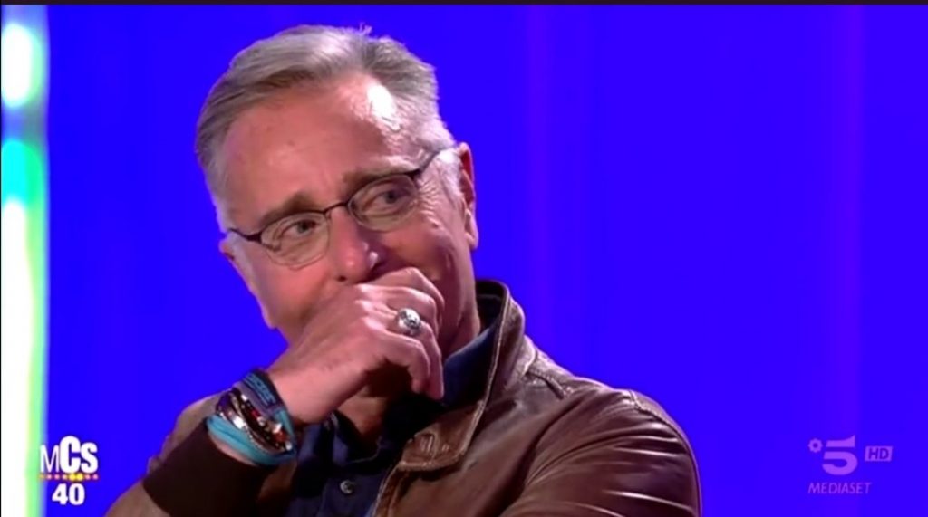 La faccia di Paolo Bonolis durante la rissa tra Sgarbi e Mughini | Video