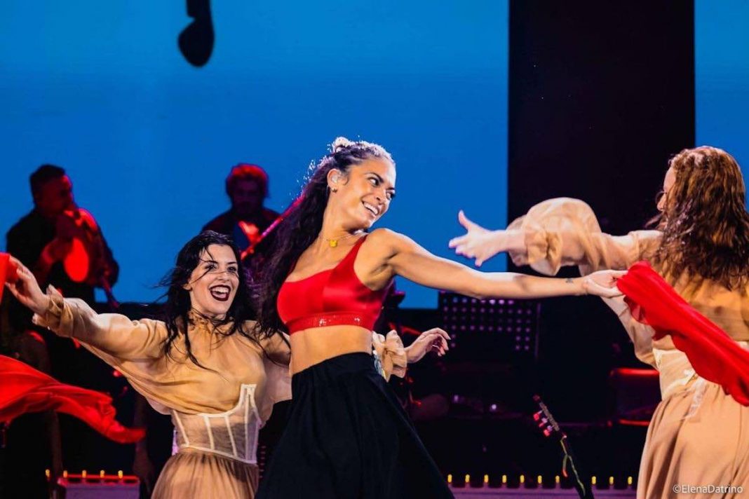 La Notte della Taranta 2022: Elodie canta e balla la “Pizzica” | VIDEO