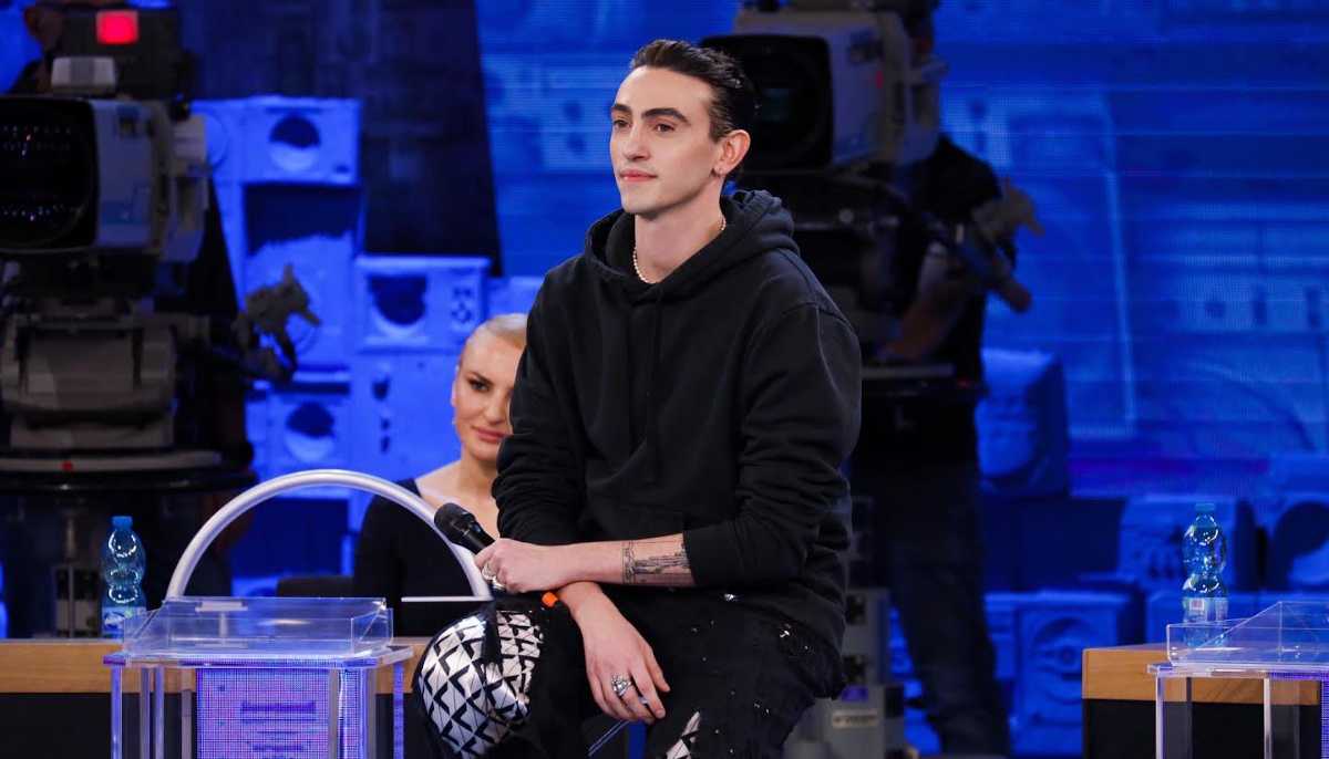 Michele Bravi ad Amici 22 giudica Tommy Dali: Zerbi si emoziona | Video Michele Bravi ad Amici 22 giudica Tommy Dali: Zerbi si emoziona | Video