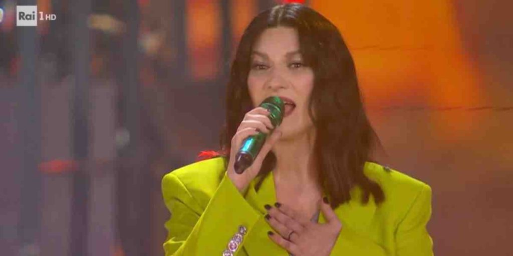 Laura Pausini si commuove a Italia Loves Romagna e canta con Giorgia