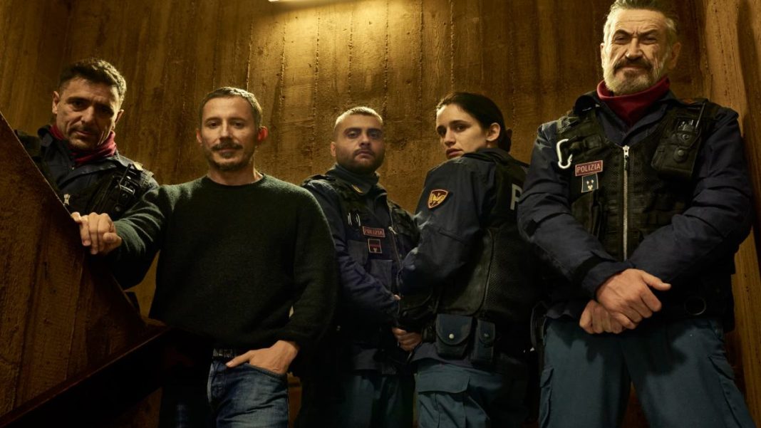ACAB, recensione della serie TV Netflix: luci e ombre della celere