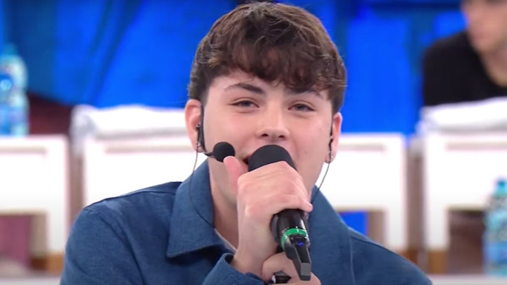 Petit canta il suo inedito Mammamì al serale di Amici del 4 maggio ... Petit canta il suo inedito Mammamì al serale di Amici del 4 maggio ...