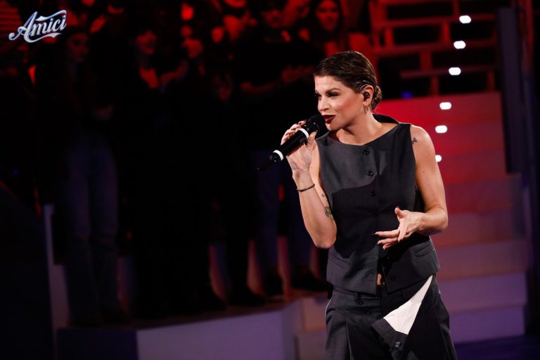 "Mezzo Rotto" di Alessandra Amoroso ft Bigmama: successo Inarrestabile