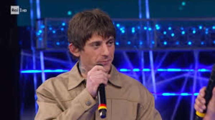 Rkomi canta Il ritmo delle cose: il testo e il significato del brano