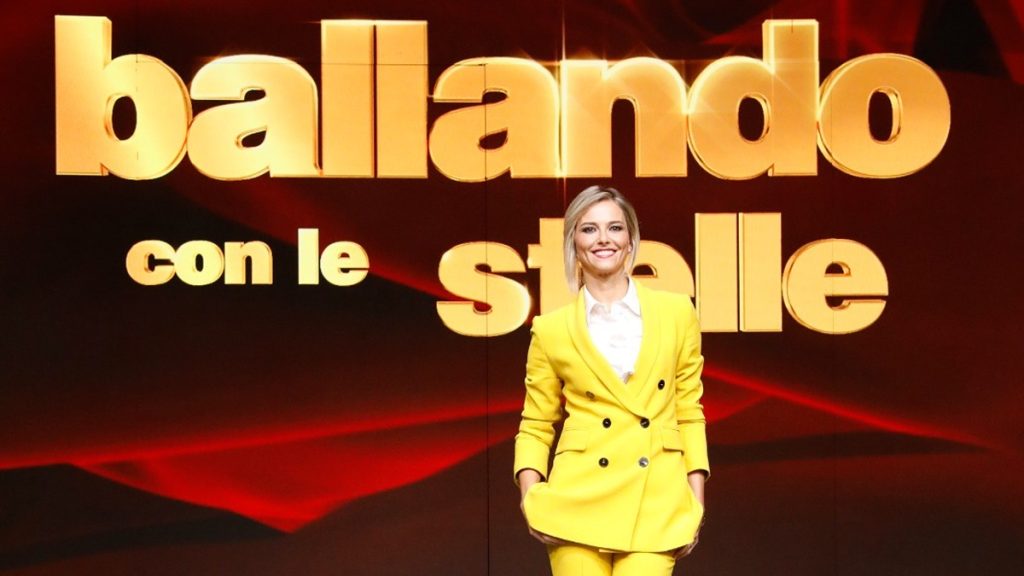 Francesca Fialdini trasforma il tailleur in un manifesto di eleganza